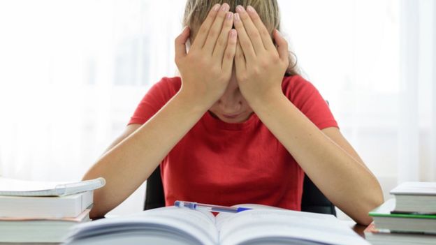 Pupils unable to read is 'a scandal', says minister - BBC News