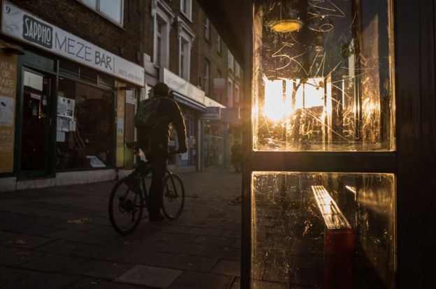 In pictures: Life on Clapham High Street - BBC News