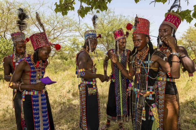 In pictures: The men competing for love in the deserts of Chad - BBC News