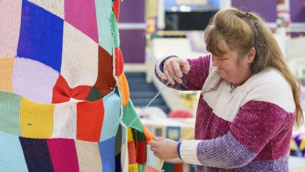 Big Knit: Charity knitters make UK's largest knitted hat - BBC News