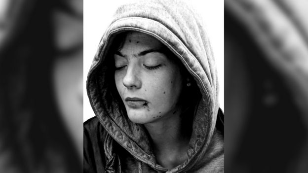 Leah Denbok: The teenager photographing Canada's homeless - BBC News