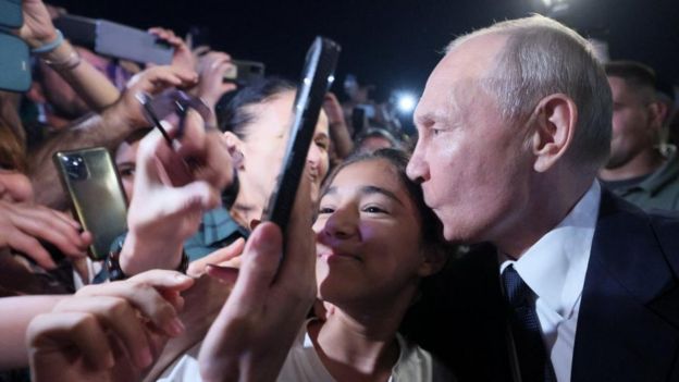 Deciphering Vladimir Putin's many appearances since mutiny - BBC News
