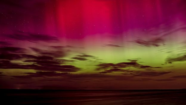 In pictures: Northern Lights make lively display - BBC News