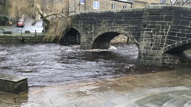 Yorkshire Dales hit by flooding following heavy rain - BBC News