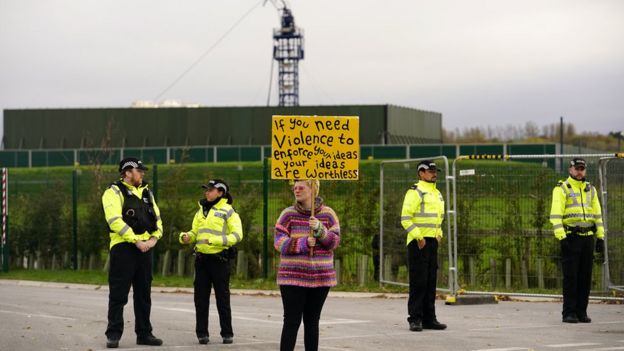 Experts call for review of quake limits on UK fracking - BBC News