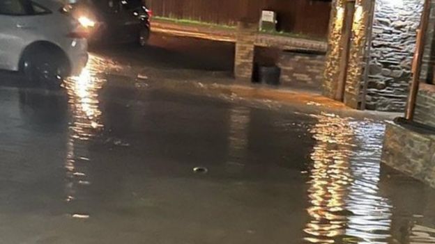 Flooding: Ystradgynlais pub forced to shut by heavy rain - BBC News