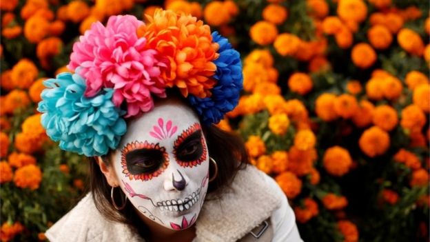 Mexico's skeleton parade celebrates the dead - BBC News