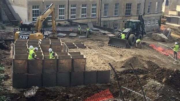Bath WW2 bomb scare: Hundreds of homes evacuated - BBC News