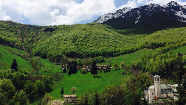 İtalya'nın en küçük köyünde 8 yıl sonra ilk doğum - BBC News Türkçe