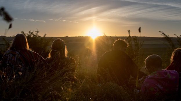 Summer solstice: Thousands gather at Stonehenge for longest day - BBC News