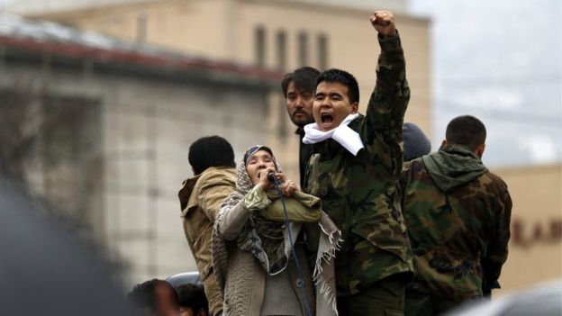 Afghan Hazara killings spur thousands to march in Kabul - BBC News