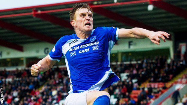 Liam Craig: St Johnstone midfielder signs new contract - BBC Sport