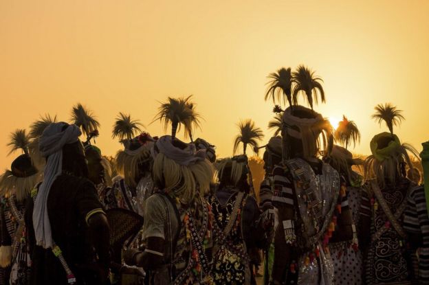 In pictures: The men competing for love in the deserts of Chad - BBC News