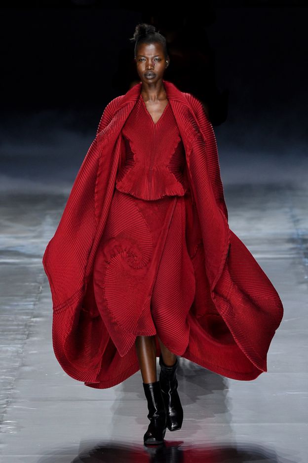 Issey Miyake's fashion in pictures - BBC News