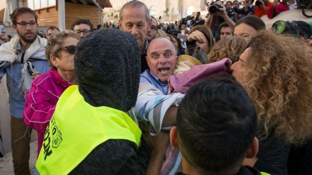 Scuffles break out at Jerusalem's Western Wall - BBC News Scuffles break out at Jerusalem's Western Wall - BBC News