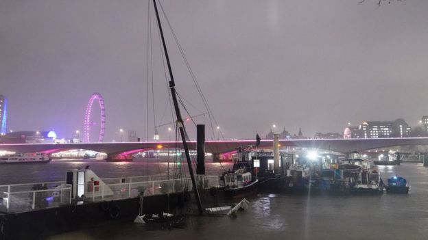 London flooding: Floating bar sinks during Storm Henk - BBC News
