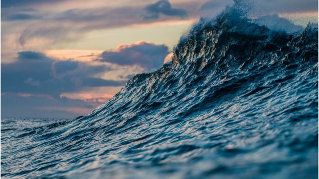 Swell time for UK surf photographers - BBC News