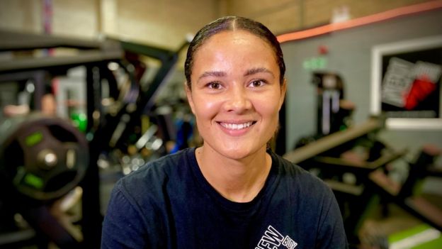 Women's football: 'I'm a pro footballer but I have a second job' - BBC News