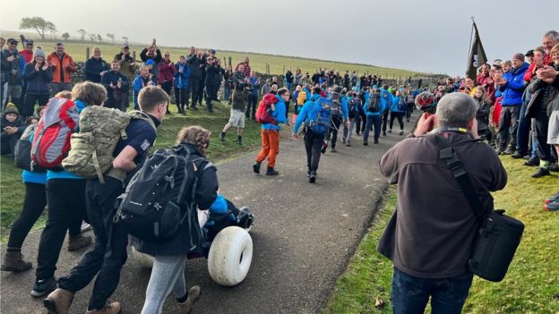 Thousands gather for Dartmoor Ten Tors challenge - BBC News