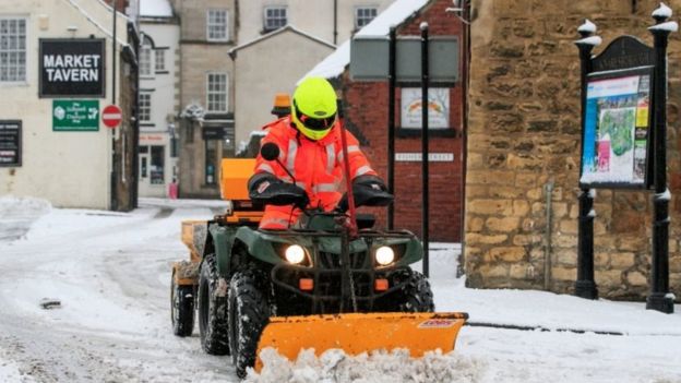 In pictures: Heavy snow arrives in Yorkshire - BBC News