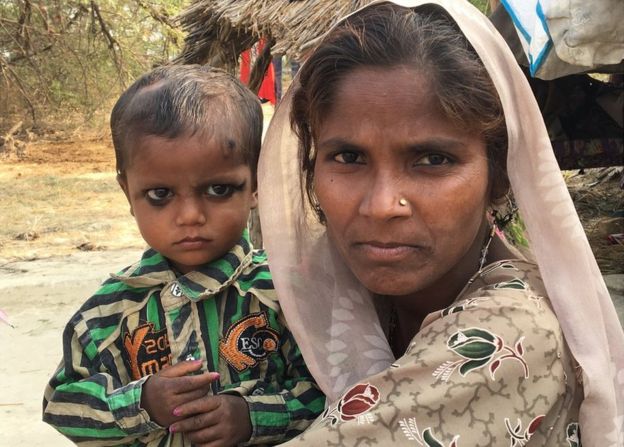 The fight over the Indian baby born in a bank queue - BBC News