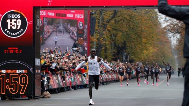 Marathon record: Man and two dogs run 365 marathons in 365 days - BBC ...