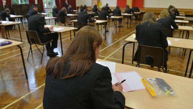 GCSE exams: Northern Ireland pupils to receive results - BBC News