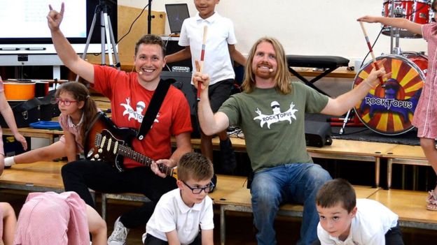 Frome: Children's rock duo are a hit with primary pupils - BBC News