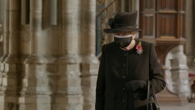 Queen wears face mask as she marks Unknown Warrior centenary - BBC News