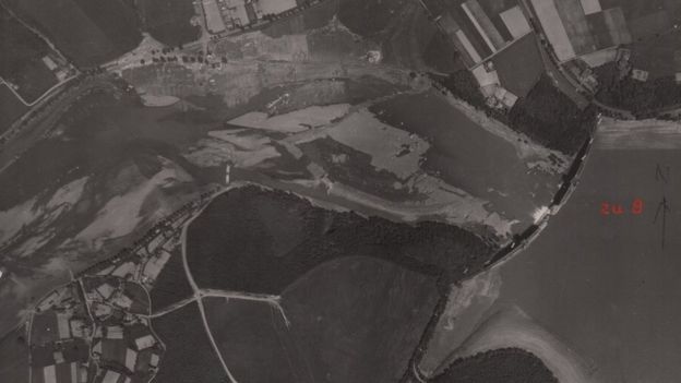 'Secret' Dambusters photos go under hammer - BBC News