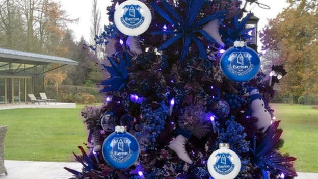 Everton manager changes 'red' Christmas tree after fans' complaints ...