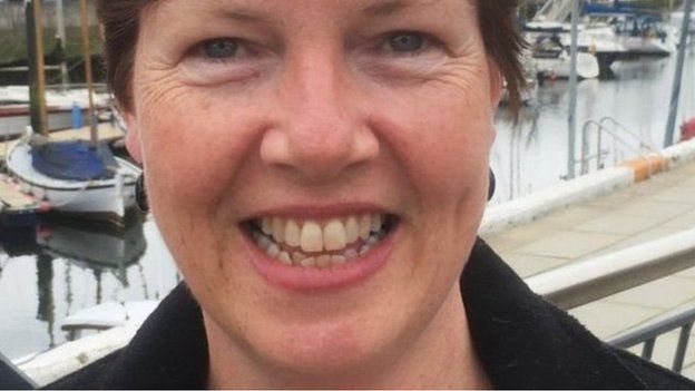 Isle of Man welcomes UK suffragette flag - BBC News