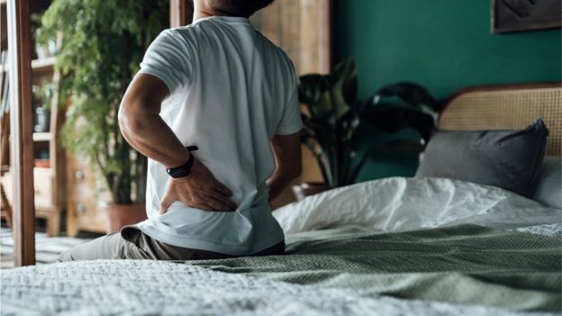 O câncer raro que tem dor nas costas como principal sintoma - BBC News ...