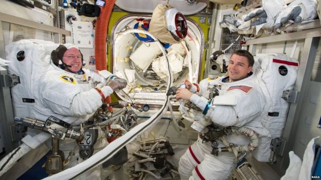 ESA Tim Peake: How do you do a spacewalk? - BBC Newsround