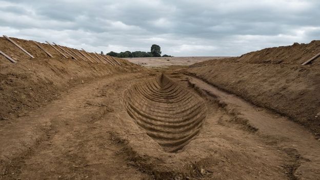 Ralph Fiennes and Carey Mulligan remake history in Netflix film The Dig ...