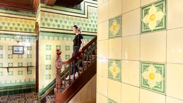 Historic English pubs recognised for their interiors - BBC News