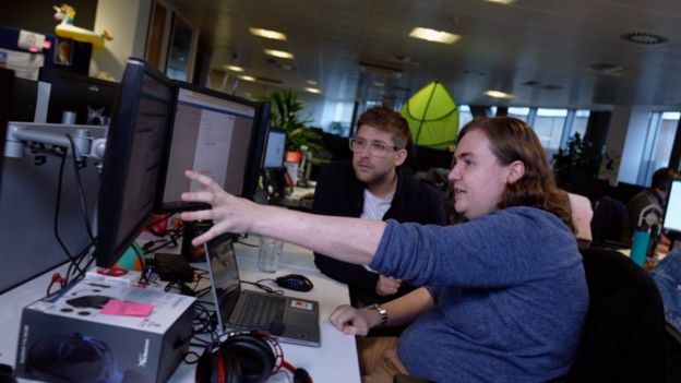 Toxic gaming tackled by Ubisoft's unique police alert system - BBC News