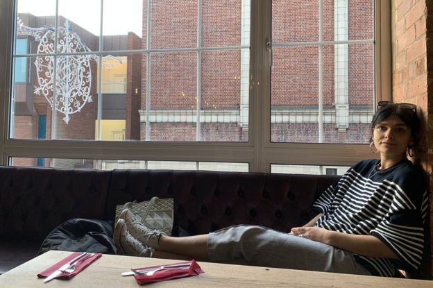 Singer Bessie Turner's crying selfie prompts talk plea - BBC News