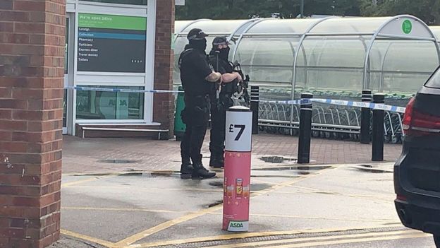 Leeds Asda robbery: Axe-wielding men steal ATM cash - BBC News