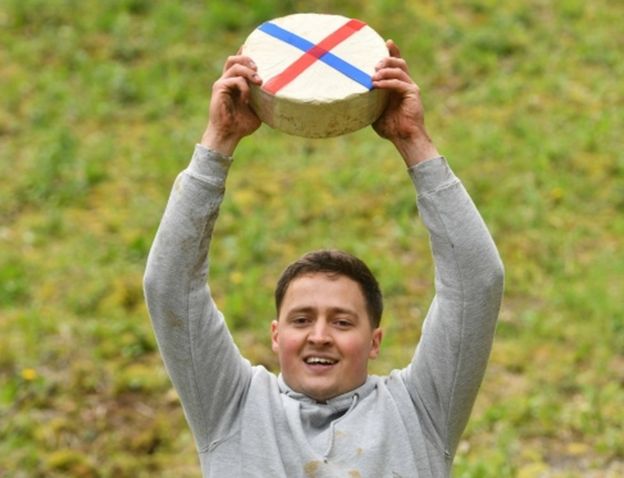 Cheese rolling race crowns new champion - BBC News