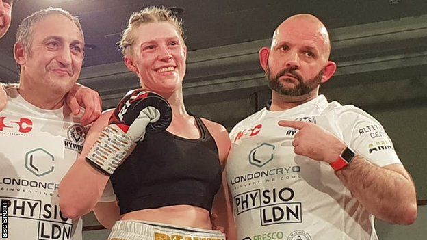 Hannah Rankin: Scottish boxer earns points win over Eva Bajic - BBC Sport