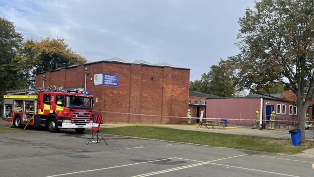 Fire in Kempston mobile classroom roof closes school - BBC News