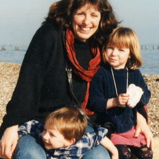 Donna Bull death: Crash plane pilot had 'fake licence' - BBC News