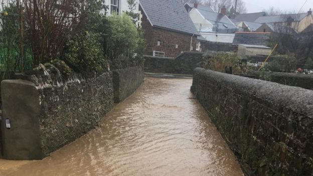 North Devon flooding: Homes evacuated after landslides hit - BBC News