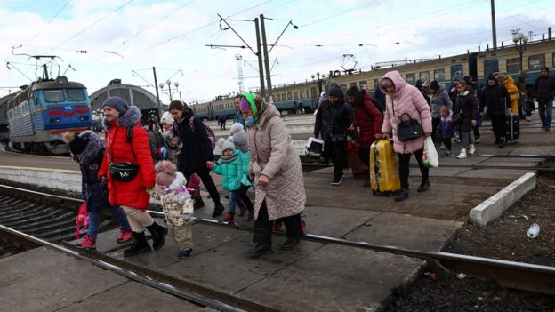 Ukraine: Irish Red Cross hails 'amazing support' for refugees - BBC News