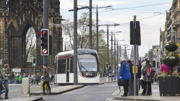 Edinburgh trams: Proposals for new city centre loop unveiled - BBC News