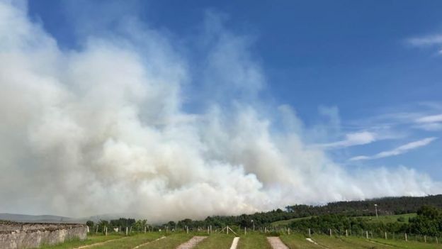 Crews remain at scene of Daviot wildfire - BBC News