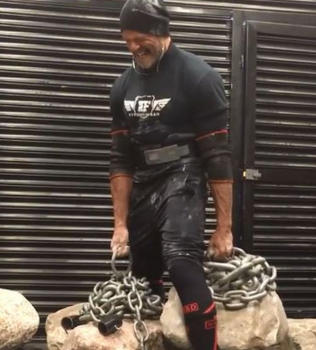 Gladiators star smashes Dinnie Stones record - BBC News