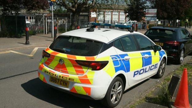 Luton stabbing: Two teenagers arrested over 16-year-old's death - BBC News
