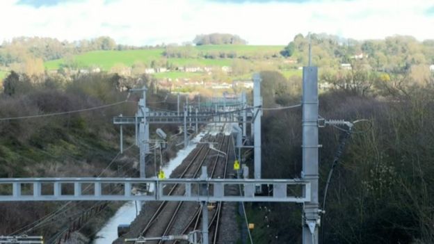 Rail disruption down to flooded tracks between Bristol and Swindon ...
